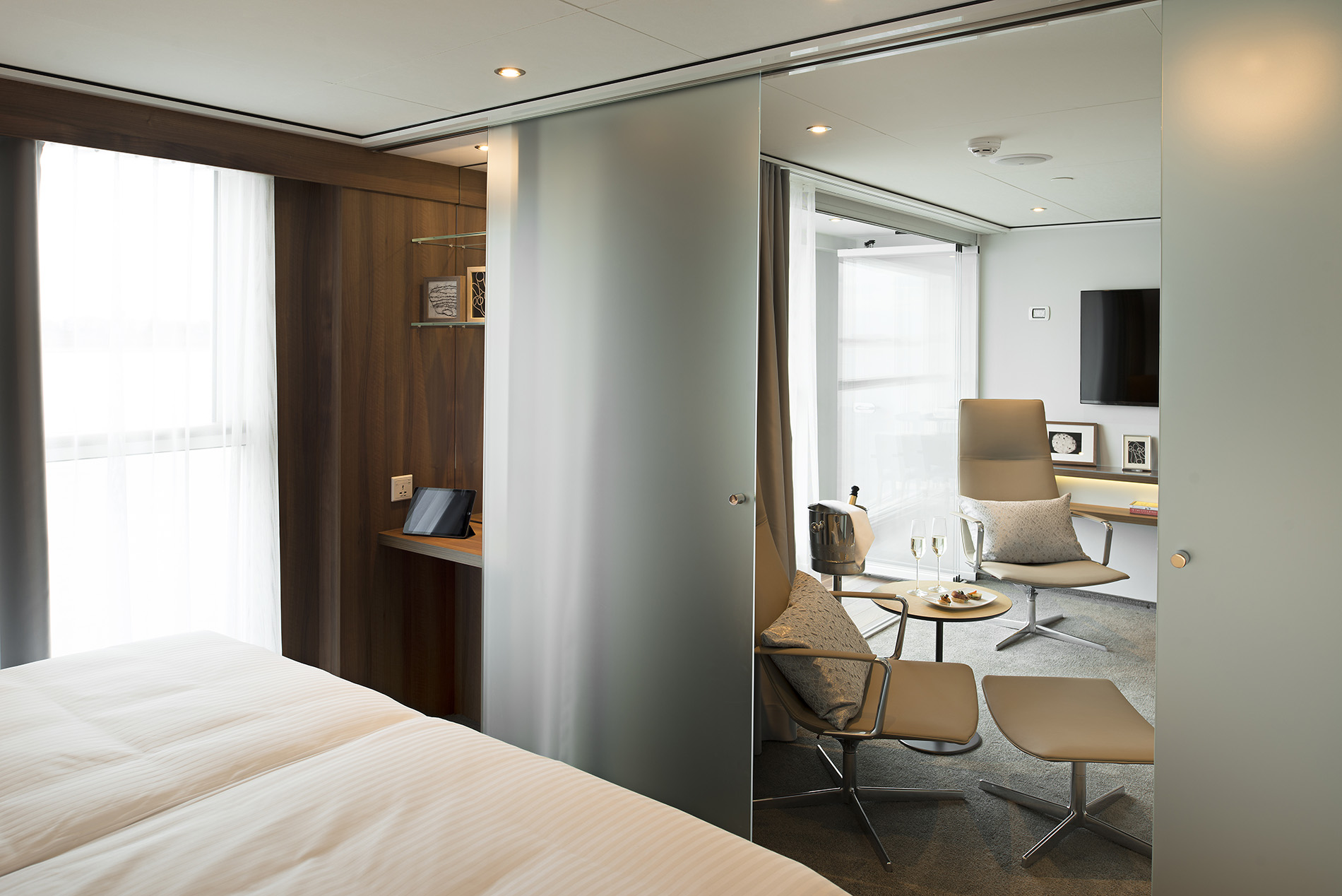 Emerald Cruises - Emerald Luna | Hays Cruise