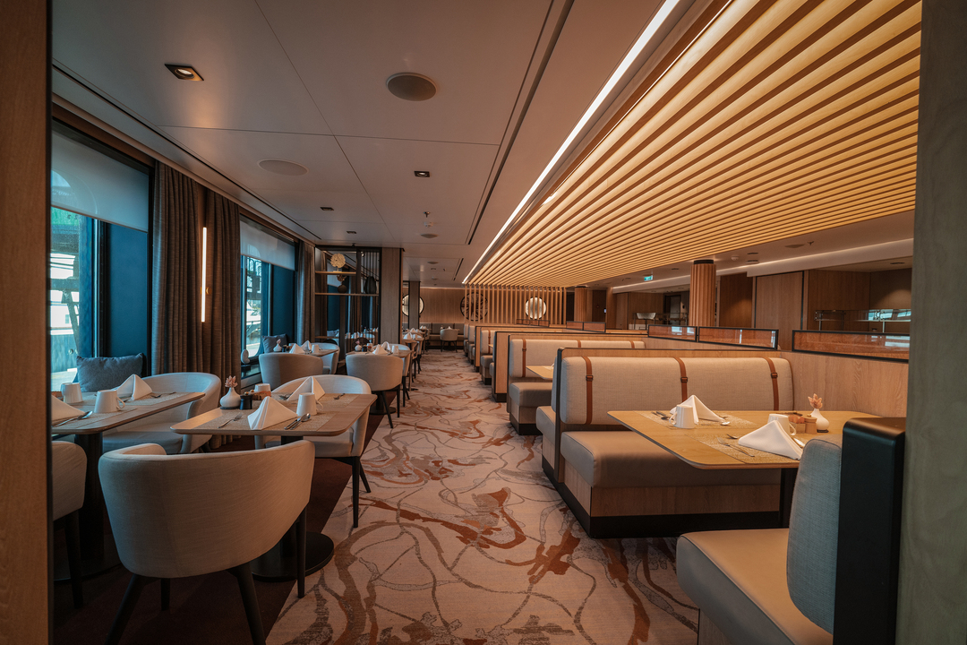 Swan Hellenic, SH Diana, Swan Restaurant 1.jpg