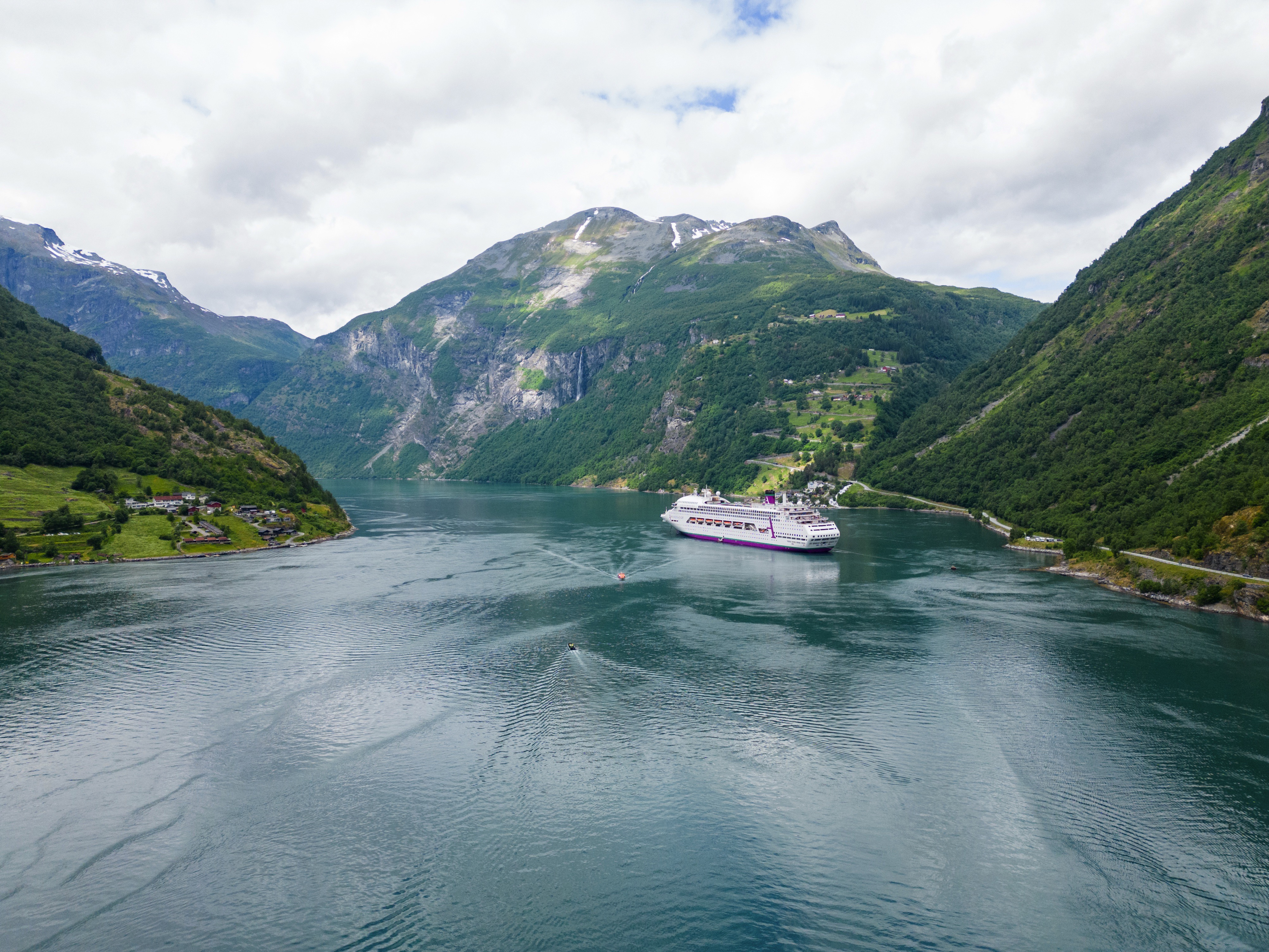 Ambassador Cruises | Ambassador Cruise Line | Cruise118.com